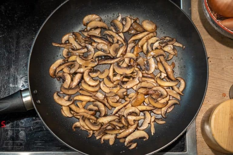 Easy Mushroom Sour Cream Sauce Recipe - No Frills Kitchen