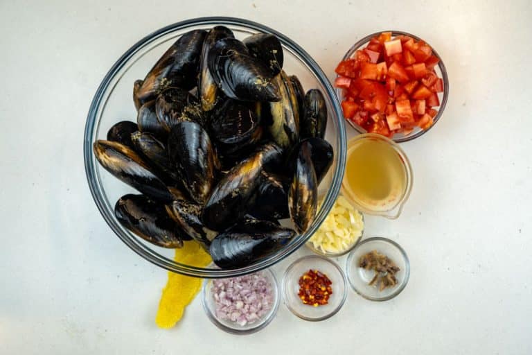Steamed Mussels Without Wine in Tomato-Garlic Sauce - No Frills Kitchen